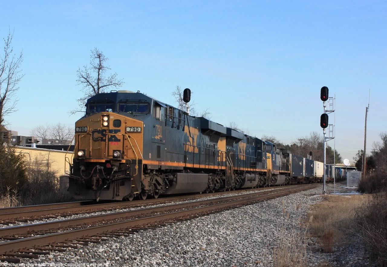 CSX 790 and train Q033